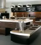 हाय-टेक शैली आणि मूळ फर्निचरमध्ये मोठ्या स्वयंपाकघर-लिव्हिंग रूम