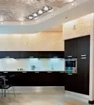 Stor køkken-stue med kontrastmøbler