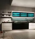 Baggrundsbelysning af møbler i køkkenet i stil med hi-tech