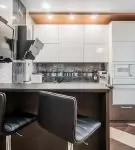 Контрастне підлогове покриття на кухні
