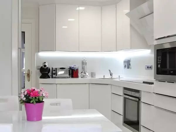 Bijela kuhinja s modernim unutarnjim high-tech