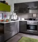 Двухколерная мэбля на кухні ў шэрых танах