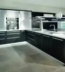 Велика кухня з меблями темного кольору і білою стільницею