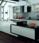 स्वयंपाकघर मध्ये उच्च-तंत्र शैलीतील काळा आणि पांढरा फर्निचर