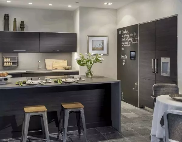 Kuhinja-dnevna soba v sivih sivih tonih
