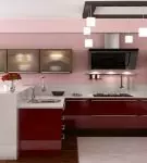 Чырвоная мэбля на кухні з афармленнем хай-тэк