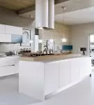 Velika kuhinja visokotehnološka sa dvobojna plafom