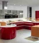 Mobles vermells i blancs a la cuina-sala d'estar