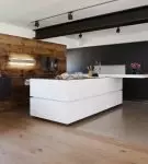 स्टाइलिश स्वयंपाकघर वर पांढरा टेबल