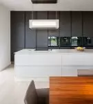 आधुनिक शैलीच्या उच्च-तंत्रामध्ये साध्या स्वयंपाकघर फर्निचर