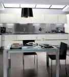 Usædvanlig mørk lysekrone i køkkenet