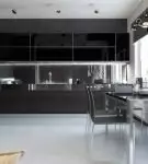 स्वयंपाकघरच्या गडद भिंती पार्श्वभूमीवर काळा फर्निचर