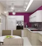 Яскрава стіна і білі меблі на сучасній кухні
