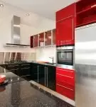 Røde og sorte møbler i køkkenet