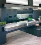 Temno modra barva v kuhinji notranjosti v sodobnem slogu