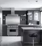 Notranjost v sivi toni v kuhinji High-Tech