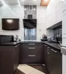 Бел-карычневая мэбля ў кухні хай-тэк