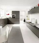 Prostorna kuhinja-dnevna soba v visokotehnološkem slogu