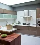 मोठ्या स्वयंपाकघरात तपकिरी हाय-टेक शैली फर्निचर