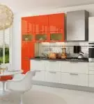 Oranje en wyt headset yn 'e keuken high-tech