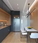 Вузька кухня в бежево-сірому кольорі