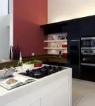 Interior de cuina elegant d'alta tecnologia amb taula blanca
