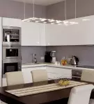 Hvide møbler i stil med højteknologi i et lille køkken