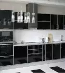 Crno-bijelo dizajn kuhinje visoke tehnologije