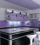 Цёмны астраўной стол на кухні
