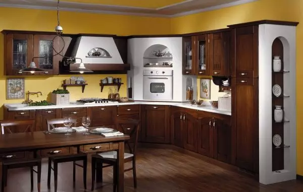 Mørke møbler i køkkenet på italiensk