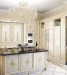 Elegantní záclony a bílý nábytek v kuchyni baroka