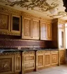 Tmavý nábytek s barokními prvky v kuchyni