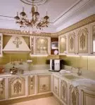 Красива люстра і позолота на кухні бароко