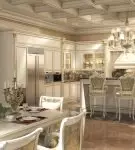 Prostorná kuchyňská jídelna s velkým barokním stolem