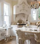 Кришталева люстра на маленькій кухні бароко