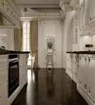 Barokní kuchyně s tmavými podlahami