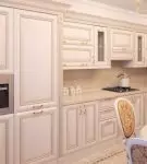 ელეგანტური სკამები და თეთრი ავეჯი სამზარეულოში