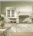 Malá kuchyňka s bílým barokním nábytkem
