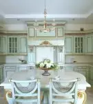 時尚廚房配有美麗的家具和白色天花板