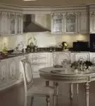 Білий гарнітур в стилі бароко на кухні