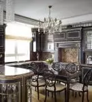 Tmavý nábytek v kuchyni s barokními prvky