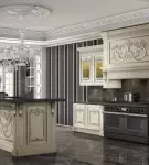 Темні шпалери на кухні з меблями бароко