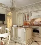 Кухня бароко зі скляними дверима