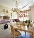 Кришталева люстра на кухні в стилі бароко