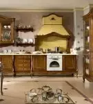 Tmavě hnědý nábytek v kuchyni s barokními prvky