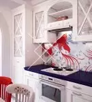 Гарний фартух в морському стилі на кухні