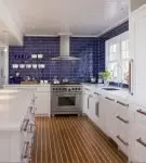 藍色和白色顏色在廚房的船舶內部