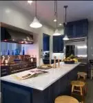 Яскравий синій колір в стильному морському інтер'єрі кухні