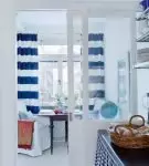 Mutfakta çizgili mavi-beyaz perdeler