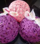 Paasballen van draden versierd met pailletten en linten